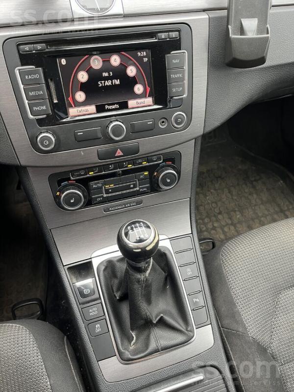 White Volkswagen Passat B7 2011 in Riga, with an engine capacity of 2.00 L and mileage of 411 thousand km for 2550 €, photo 7 on AUTOMOTO.COM.LV