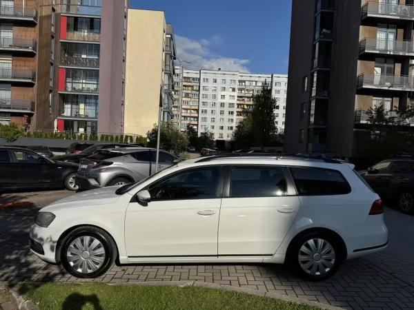 White Volkswagen Passat B7 2011 in Riga, with an engine capacity of 2.00 L and mileage of 345 thousand km for 4190 €, photo 2 on AUTOMOTO.COM.LV