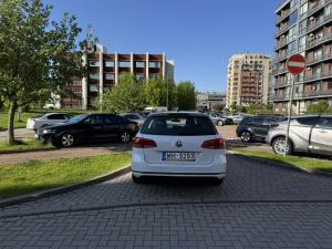 White Volkswagen Passat B7 2011 in Riga, with an engine capacity of 2.00 L and mileage of 345 thousand km for 4190 €, photo 4 on AUTOMOTO.COM.LV