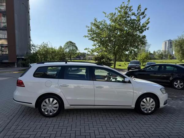White Volkswagen Passat B7 2011 in Riga, with an engine capacity of 2.00 L and mileage of 345 thousand km for 4190 €, photo 4 on AUTOMOTO.COM.LV