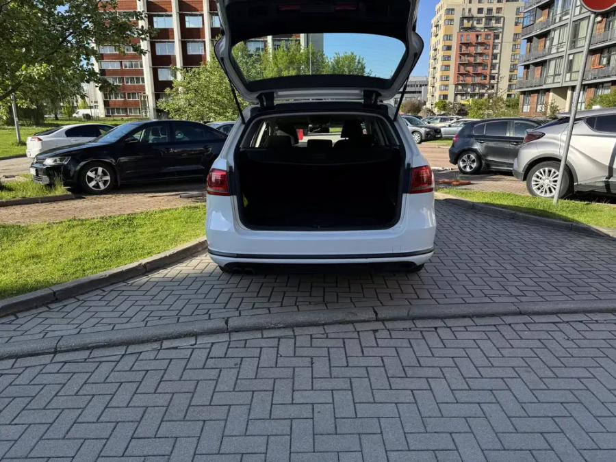 White Volkswagen Passat B7 2011 in Riga, with an engine capacity of 2.00 L and mileage of 345 thousand km for 4190 €, photo 6 on AUTOMOTO.COM.LV