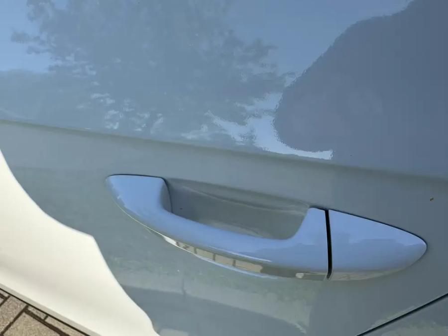 White Volkswagen Passat B7 2011 in Riga, with an engine capacity of 2.00 L and mileage of 345 thousand km for 4190 €, photo 8 on AUTOMOTO.COM.LV
