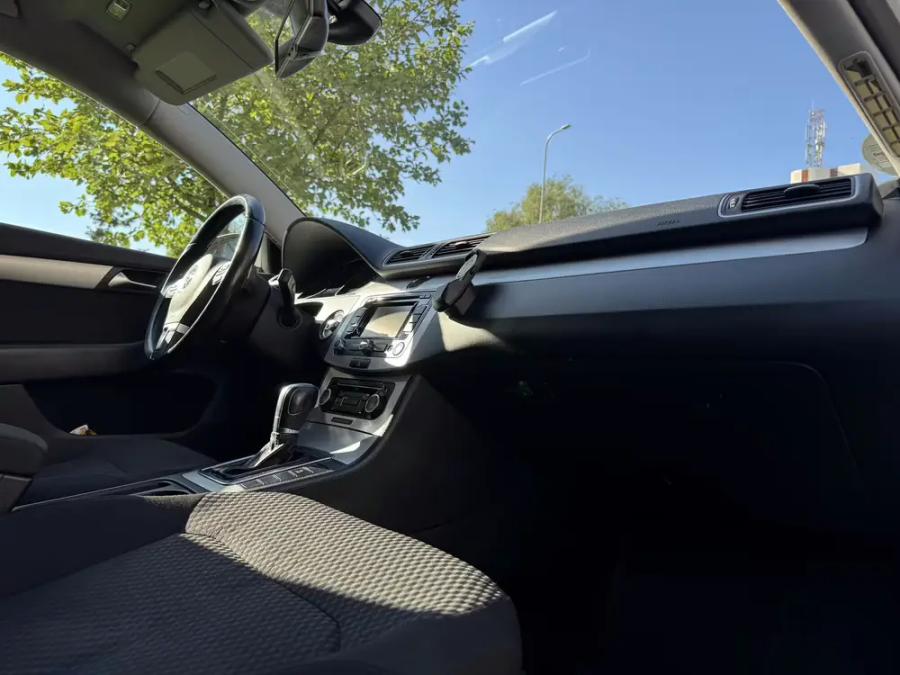 White Volkswagen Passat B7 2011 in Riga, with an engine capacity of 2.00 L and mileage of 345 thousand km for 4190 €, photo 13 on AUTOMOTO.COM.LV