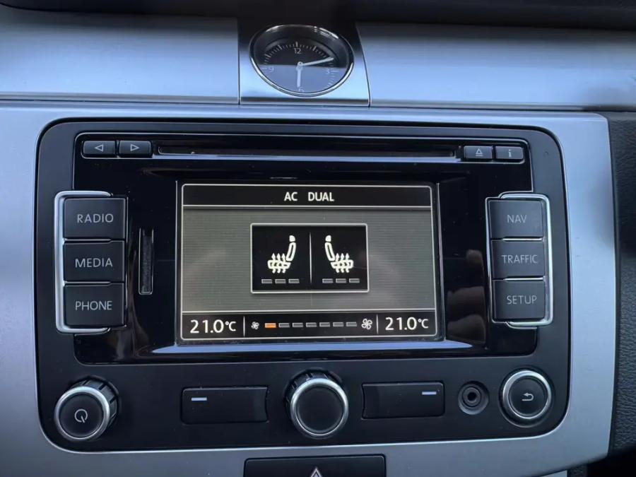 White Volkswagen Passat B7 2011 in Riga, with an engine capacity of 2.00 L and mileage of 345 thousand km for 4190 €, photo 19 on AUTOMOTO.COM.LV