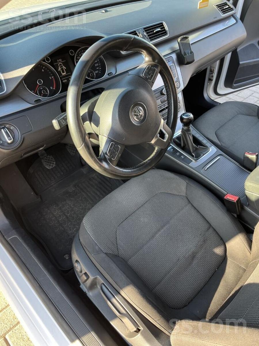 White Volkswagen Passat B7 2011 in Riga, with an engine capacity of 2.00 L and mileage of 413 thousand km for 4000 €, photo 11 on AUTOMOTO.COM.LV