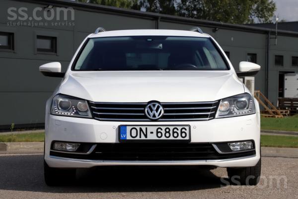 White Volkswagen Passat B7 2012 in Tukums, with an engine capacity of 2.00 L and mileage of 367 thousand km for 4990 €, photo 8 on AUTOMOTO.COM.LV