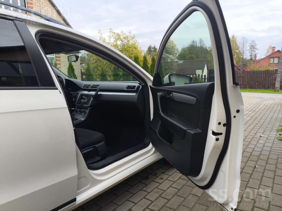 White Volkswagen Passat B7 2012 in Preili, with an engine capacity of 2.00 L and mileage of 297 thousand km for 6500 €, photo 10 on AUTOMOTO.COM.LV