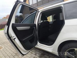 White Volkswagen Passat B7 2012 in Preili, with an engine capacity of 2.00 L and mileage of 297 thousand km for 6500 €, photo 12 on AUTOMOTO.COM.LV