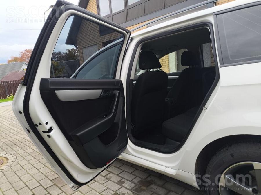 White Volkswagen Passat B7 2012 in Preili, with an engine capacity of 2.00 L and mileage of 297 thousand km for 6500 €, photo 12 on AUTOMOTO.COM.LV