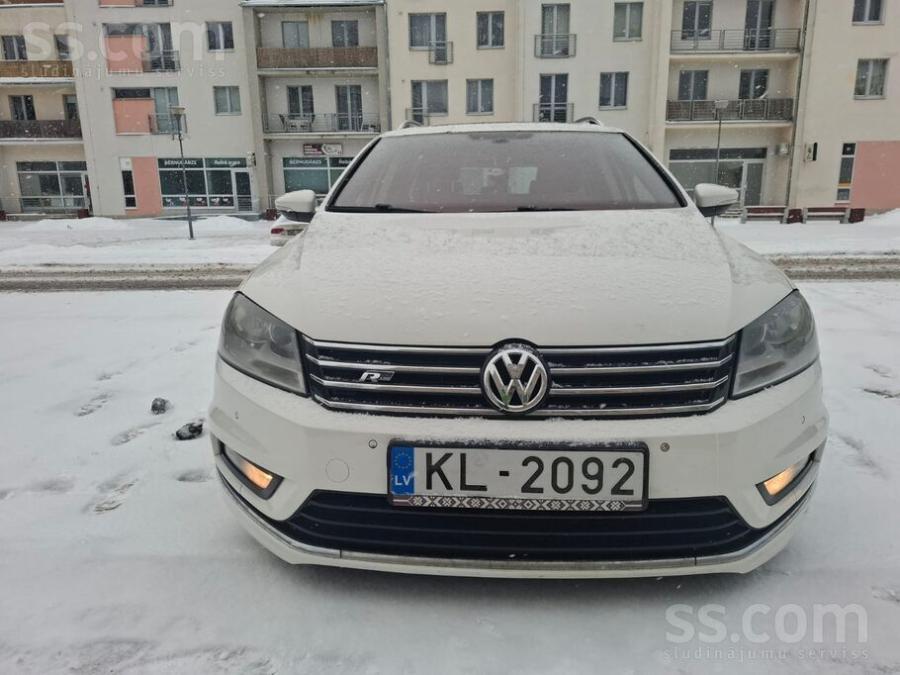 White Volkswagen Passat B7 2013 in Riga, with an engine capacity of 2.00 L and mileage of 336 thousand km for 5500 €, photo 1 on AUTOMOTO.COM.LV