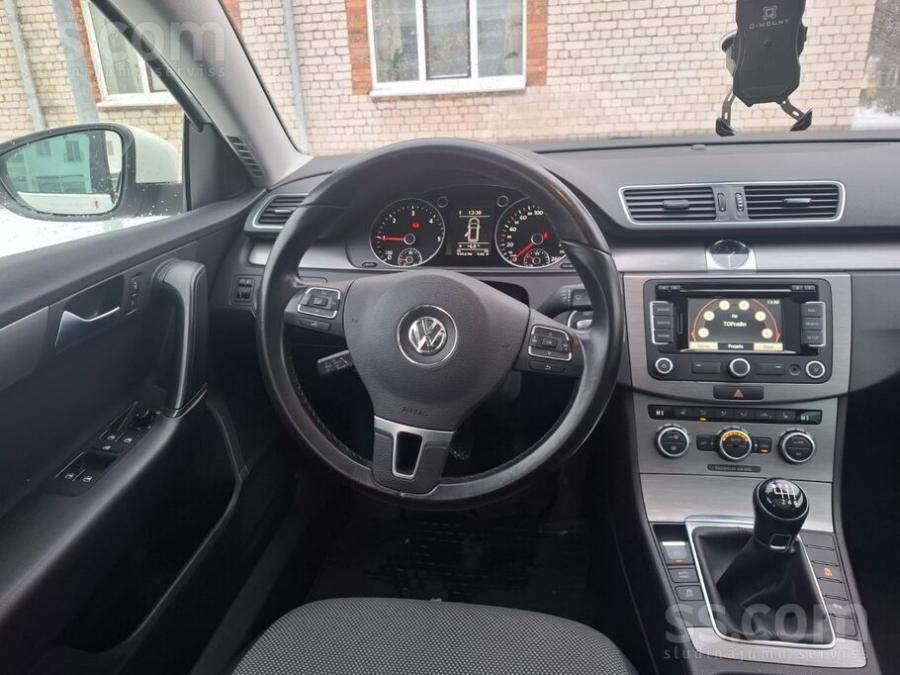 White Volkswagen Passat B7 2013 in Riga, with an engine capacity of 2.00 L and mileage of 336 thousand km for 5500 €, photo 12 on AUTOMOTO.COM.LV