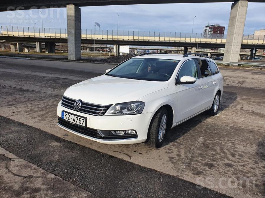 White Volkswagen Passat B7 2013 in Riga, with an engine capacity of 2.00 L and mileage of 315 thousand km for 5300 €, photo 4 on AUTOMOTO.COM.LV