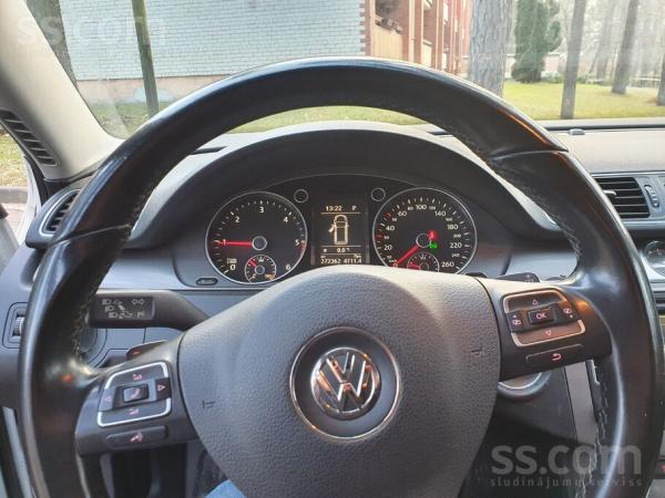 Volkswagen Passat B7 2013 in Riga on AUTOMOTO.COM.LV White Volkswagen Passat B7 2013 in Riga, with an engine capacity of 2.00 L and mileage of 315 thousand km for 5300 €, photo 8 on AUTOMOTO.COM.LV