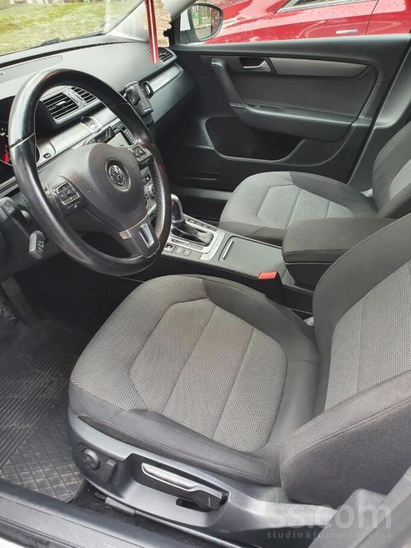 Volkswagen Passat B7 2013 in Riga on AUTOMOTO.COM.LV White Volkswagen Passat B7 2013 in Riga, with an engine capacity of 2.00 L and mileage of 315 thousand km for 5300 €, photo 11 on AUTOMOTO.COM.LV