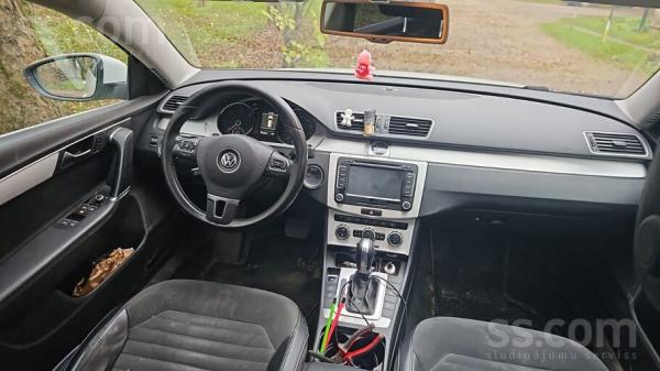 White Volkswagen Passat B7 2014 in Jelgava, with an engine capacity of 2.00 L and mileage of 350 thousand km for 10000 €, photo 3 on AUTOMOTO.COM.LV