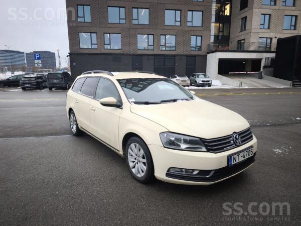 Yellow Volkswagen Passat B7 2013 in Riga, with an engine capacity of 1.60 L and mileage of 376 thousand km for 2350 €, photo 1 on AUTOMOTO.COM.LV
