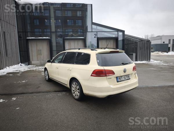 Yellow Volkswagen Passat B7 2013 in Riga, with an engine capacity of 1.60 L and mileage of 376 thousand km for 2350 €, photo 3 on AUTOMOTO.COM.LV