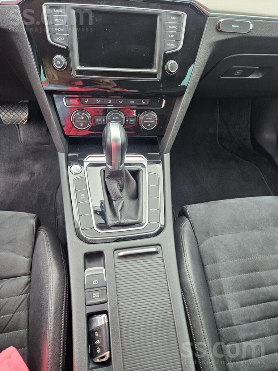 Black Volkswagen Passat B8 2016 in Ogre, with an engine capacity of 2.00 L and mileage of 278 thousand km for 12900 €, photo 20 on AUTOMOTO.COM.LV