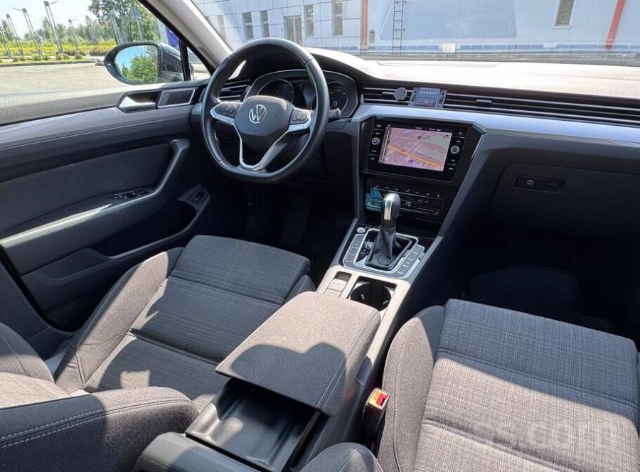 Black Volkswagen Passat B8 2022 in Riga, with an engine capacity of 2.00 L and mileage of 183 thousand km for 15470 €, photo 7 on AUTOMOTO.COM.LV