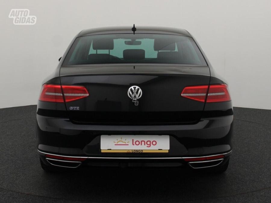 Black Volkswagen Passat B8 2016 in Vilnius, with an engine capacity of 1.40 L and mileage of 155 thousand km for 14399 €, photo 5 on AUTOMOTO.COM.LV