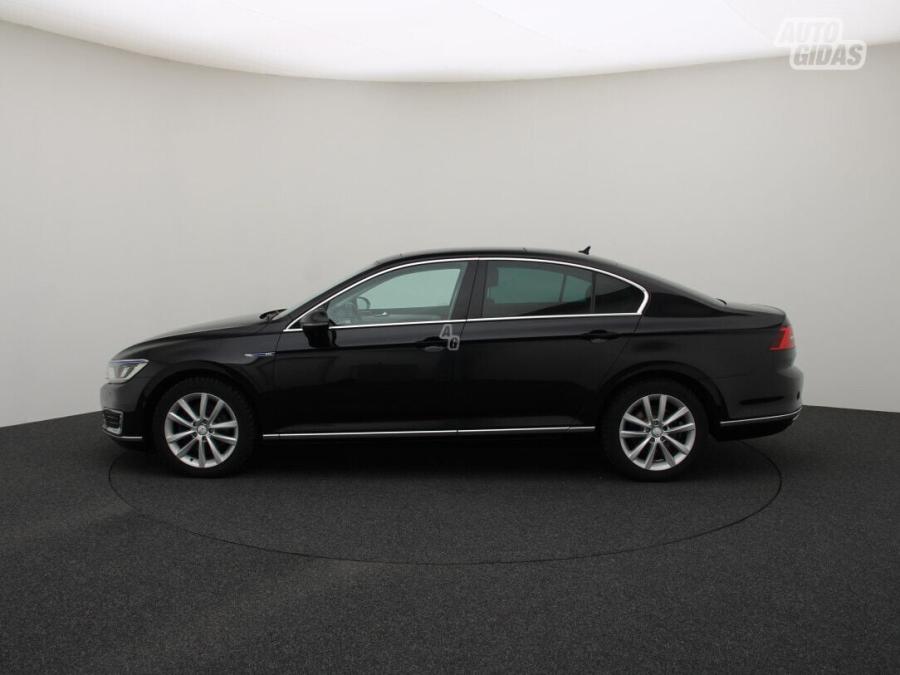 Black Volkswagen Passat B8 2016 in Vilnius, with an engine capacity of 1.40 L and mileage of 155 thousand km for 14399 €, photo 6 on AUTOMOTO.COM.LV