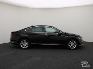 Black Volkswagen Passat B8 2016 in Vilnius, with an engine capacity of 1.40 L and mileage of 155 thousand km for 14399 €, photo 9 on AUTOMOTO.COM.LV