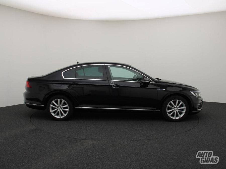 Black Volkswagen Passat B8 2016 in Vilnius, with an engine capacity of 1.40 L and mileage of 155 thousand km for 14399 €, photo 9 on AUTOMOTO.COM.LV
