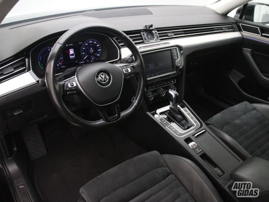 Black Volkswagen Passat B8 2016 in Vilnius, with an engine capacity of 1.40 L and mileage of 155 thousand km for 14399 €, photo 16 on AUTOMOTO.COM.LV