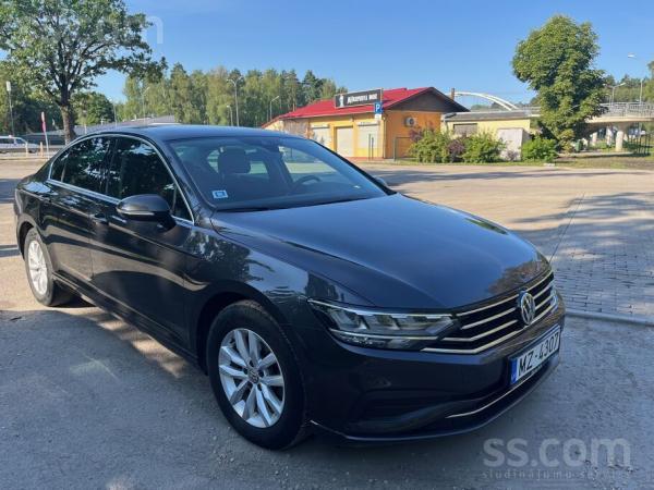 Black Volkswagen Passat B8 2021 in Riga, with an engine capacity of 1.50 L and mileage of 98 thousand km for 15800 €, photo 3 on AUTOMOTO.COM.LV