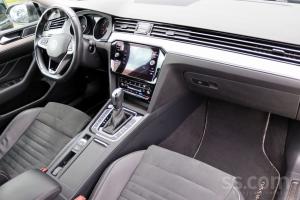 Melns Volkswagen Passat B8 2022 Rīga, ar dzinēja tilpumu 2.00 L un nobraukumu 104 tūkst. km par 22400 €, foto 24 vietnē AUTOMOTO.COM.LV