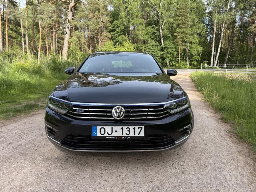 Black Volkswagen Passat B8 2015 in Jurmala, with an engine capacity of 1.40 L and mileage of 239 thousand km for 14700 €, photo 3 on AUTOMOTO.COM.LV