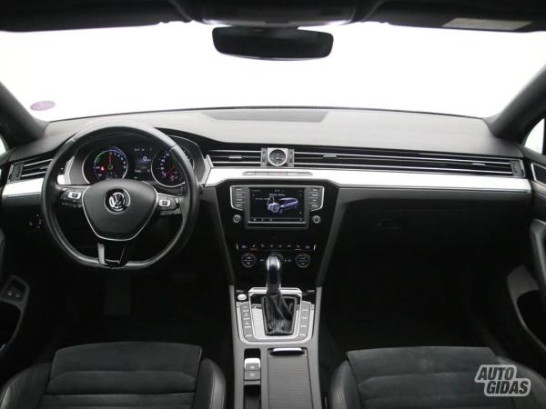 Melns Volkswagen Passat B8 2015 Viļņa, ar dzinēja tilpumu 1.40 L un nobraukumu 235 tūkst. km par 10699 €, foto 2 vietnē AUTOMOTO.COM.LV