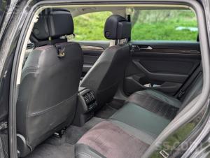 Black Volkswagen Passat B8 2015 in Riga, with an engine capacity of 1.60 L and mileage of 261 thousand km for 9900 €, photo 10 on AUTOMOTO.COM.LV
