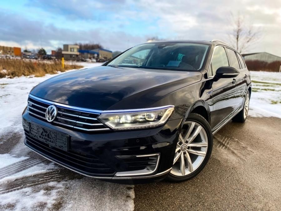 Black Volkswagen Passat B8 2015 in Riga, with an engine capacity of 1.40 L and mileage of 158 thousand km for 14750 €, photo 1 on AUTOMOTO.COM.LV