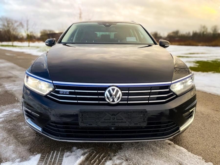 Black Volkswagen Passat B8 2015 in Riga, with an engine capacity of 1.40 L and mileage of 158 thousand km for 14750 €, photo 3 on AUTOMOTO.COM.LV
