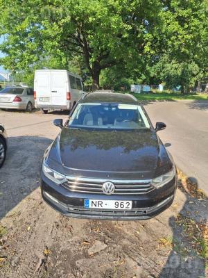 Black Volkswagen Passat B8 2015 in Riga, with an engine capacity of 2.00 L and mileage of 437 thousand km for 5100 €, photo 5 on AUTOMOTO.COM.LV