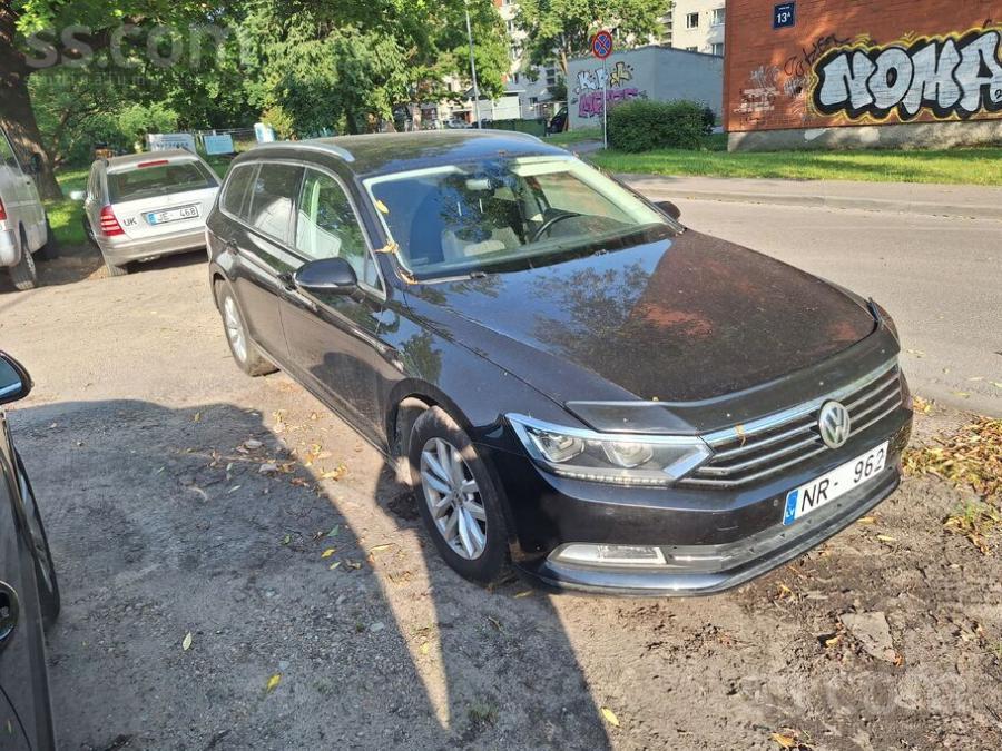 Black Volkswagen Passat B8 2015 in Riga, with an engine capacity of 2.00 L and mileage of 437 thousand km for 5100 €, photo 6 on AUTOMOTO.COM.LV