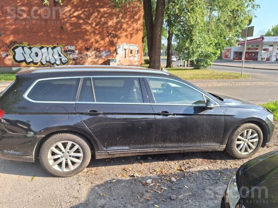 Black Volkswagen Passat B8 2015 in Riga, with an engine capacity of 2.00 L and mileage of 437 thousand km for 5100 €, photo 7 on AUTOMOTO.COM.LV