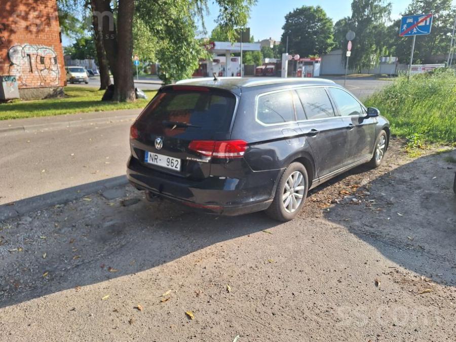 Black Volkswagen Passat B8 2015 in Riga, with an engine capacity of 2.00 L and mileage of 437 thousand km for 5100 €, photo 8 on AUTOMOTO.COM.LV