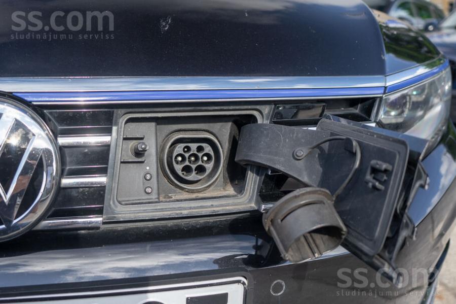Black Volkswagen Passat B8 2015 in Liepaja, with an engine capacity of 1.40 L and mileage of 273 thousand km for 12500 €, photo 9 on AUTOMOTO.COM.LV