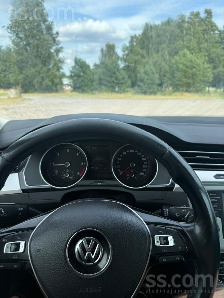 Black Volkswagen Passat B8 2015 in Riga, with an engine capacity of 2.00 L and mileage of 333 thousand km for 5900 €, photo 11 on AUTOMOTO.COM.LV