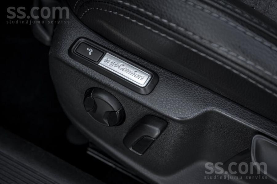 Black Volkswagen Passat B8 2015 in Riga, with an engine capacity of 1.60 L and mileage of 263 thousand km for 9490 €, photo 11 on AUTOMOTO.COM.LV