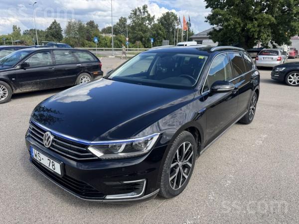 Black Volkswagen Passat B8 2015 in Riga, with an engine capacity of 1.40 L and mileage of 214 thousand km for 9990 €, photo 3 on AUTOMOTO.COM.LV