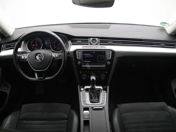 Black Volkswagen Passat B8 2016 in Vilnius, with an engine capacity of 1.40 L and mileage of 225 thousand km for 10999 €, photo 2 on AUTOMOTO.COM.LV