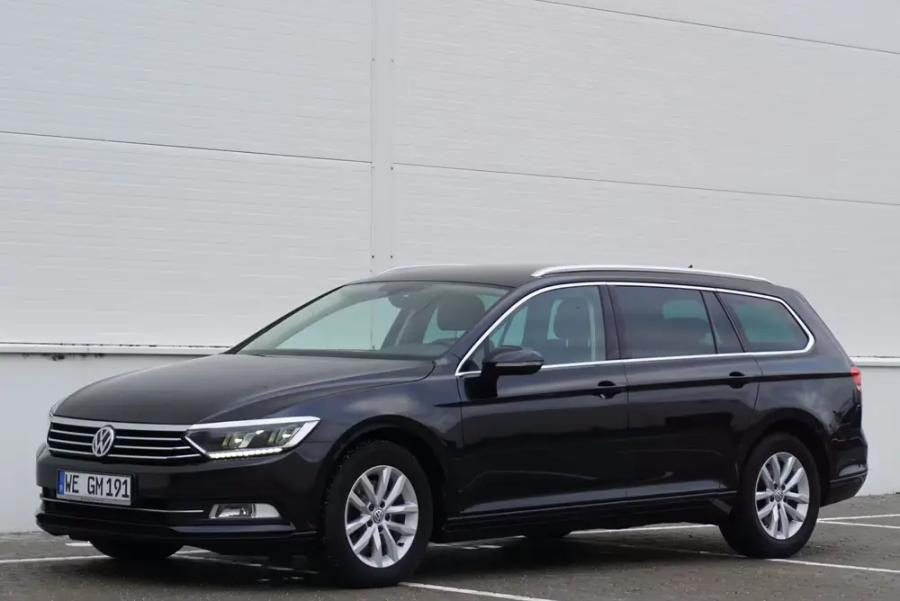 Black Volkswagen Passat B8 2016 in Riga, with an engine capacity of 2.00 L and mileage of 245 thousand km for 7800 €, photo 4 on AUTOMOTO.COM.LV