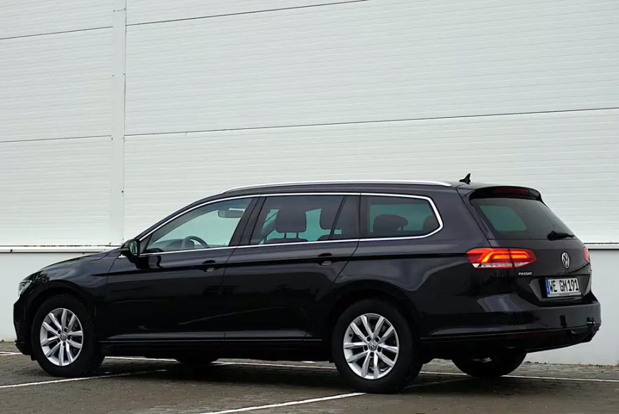 Black Volkswagen Passat B8 2016 in Riga, with an engine capacity of 2.00 L and mileage of 245 thousand km for 7800 €, photo 6 on AUTOMOTO.COM.LV
