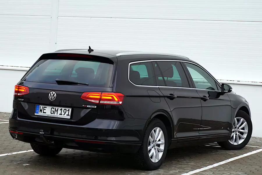 Black Volkswagen Passat B8 2016 in Riga, with an engine capacity of 2.00 L and mileage of 245 thousand km for 7800 €, photo 8 on AUTOMOTO.COM.LV