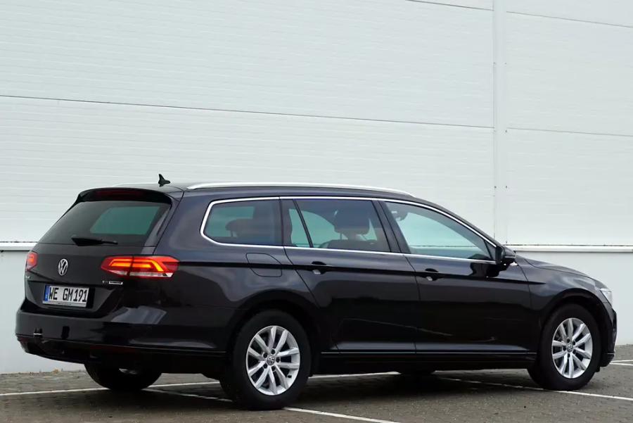 Black Volkswagen Passat B8 2016 in Riga, with an engine capacity of 2.00 L and mileage of 245 thousand km for 7800 €, photo 9 on AUTOMOTO.COM.LV