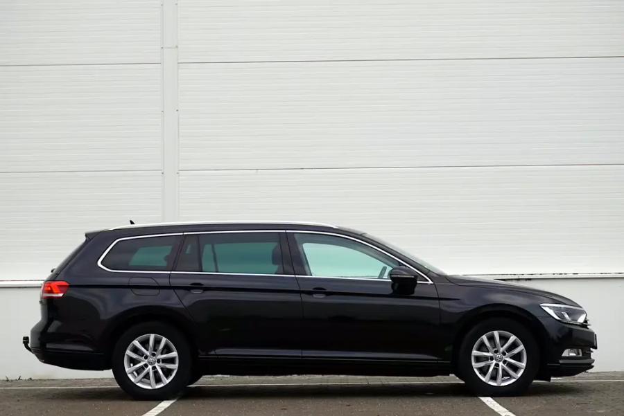 Black Volkswagen Passat B8 2016 in Riga, with an engine capacity of 2.00 L and mileage of 245 thousand km for 7800 €, photo 10 on AUTOMOTO.COM.LV
