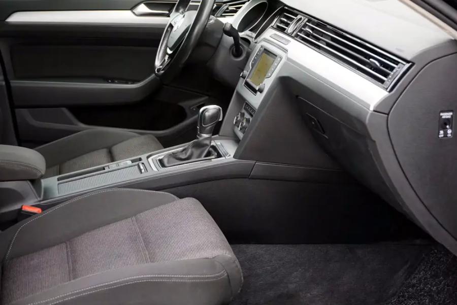 Black Volkswagen Passat B8 2016 in Riga, with an engine capacity of 2.00 L and mileage of 245 thousand km for 7800 €, photo 12 on AUTOMOTO.COM.LV
